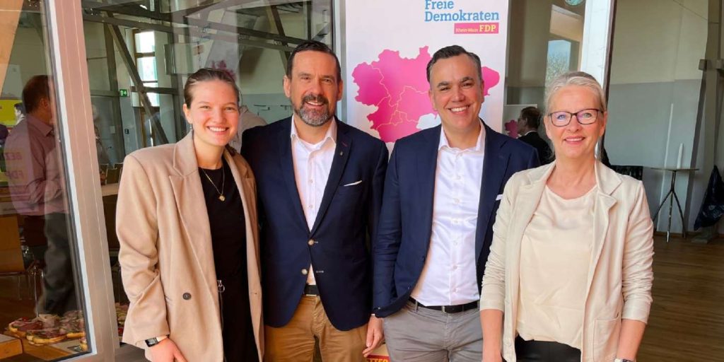 FDP Steinbach beim Bezirksparteitag der FDP Rhein-Main: Stefan Naas ...